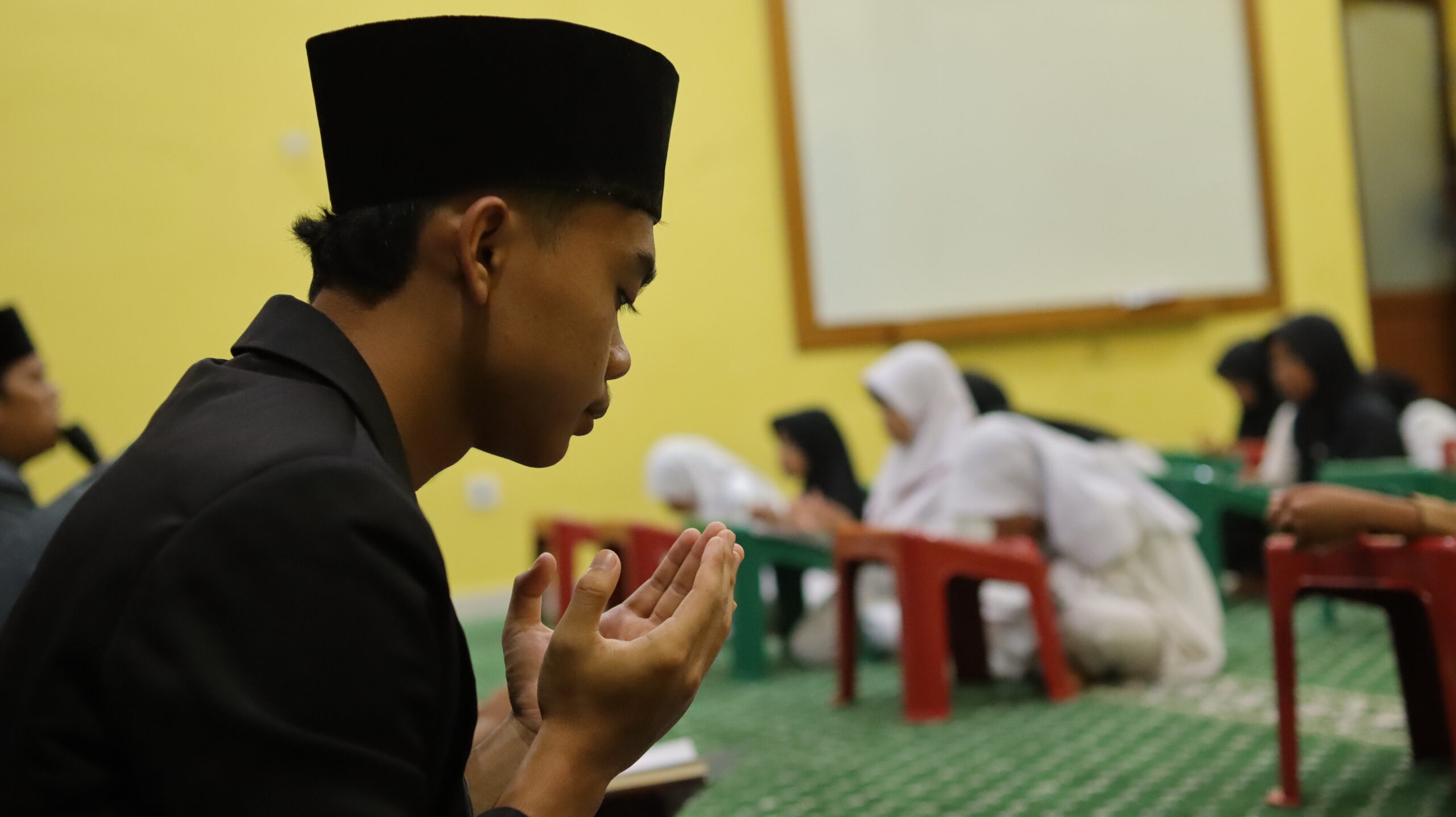 Mengetuk Pintu Langit: Membangun Hubungan Spiritual Melalui Anak Yatim ...